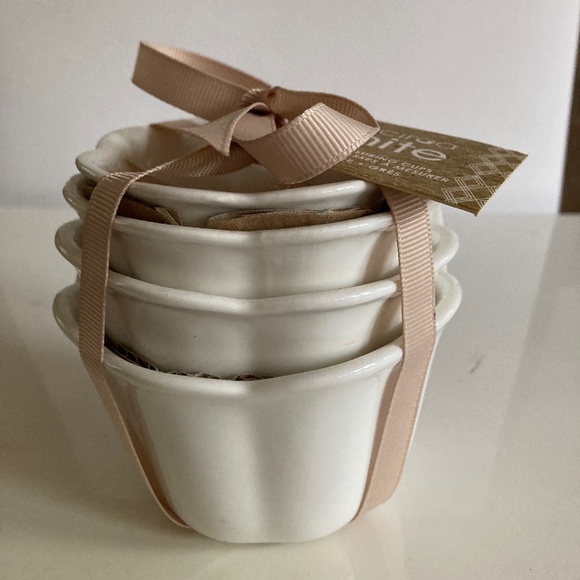 Ciroa | Kitchen | Ciroa White Stoneware Nesting Petal Measuring Cups 4 ...